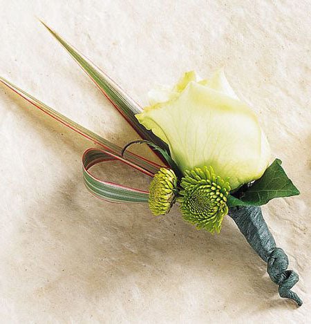 W6-3850 Courtier Boutonniere – Kremp Florist
